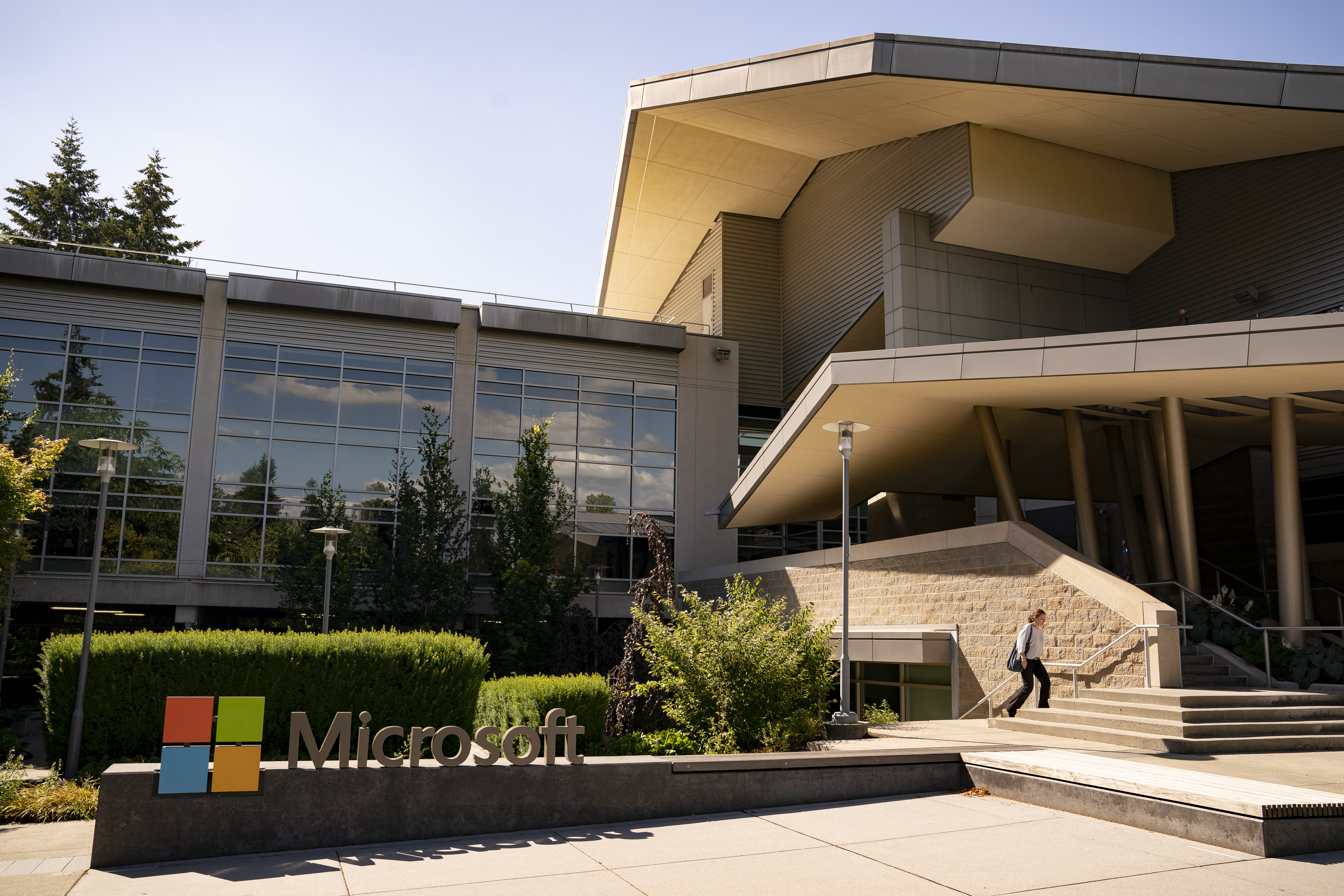 Microsoft SharePoint attacks ensnare 400 victims, including federal ...
